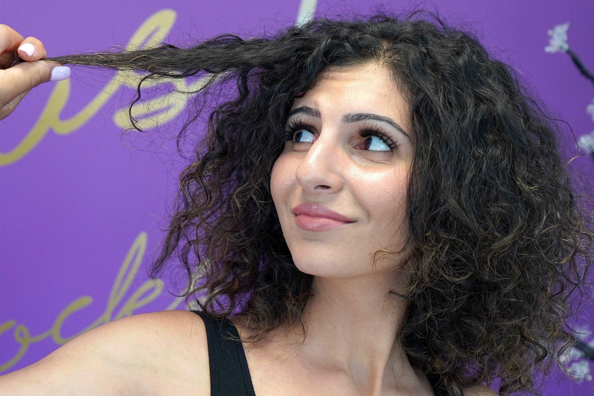 How to Tame Frizzy Hair in Humid Weather